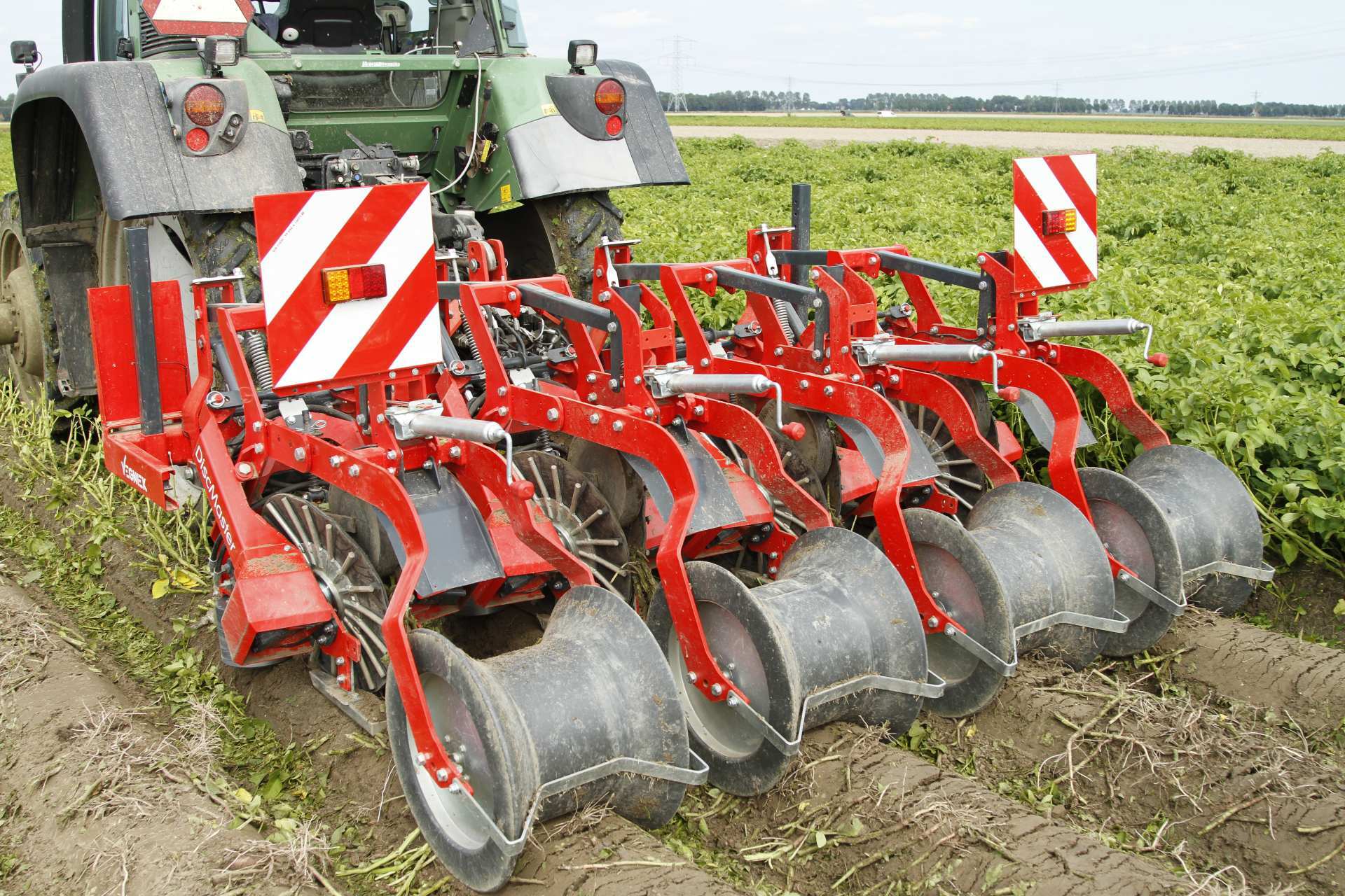 Vegniek - DiscMaster 300 - Haulm Pulling Machine by Vegniek