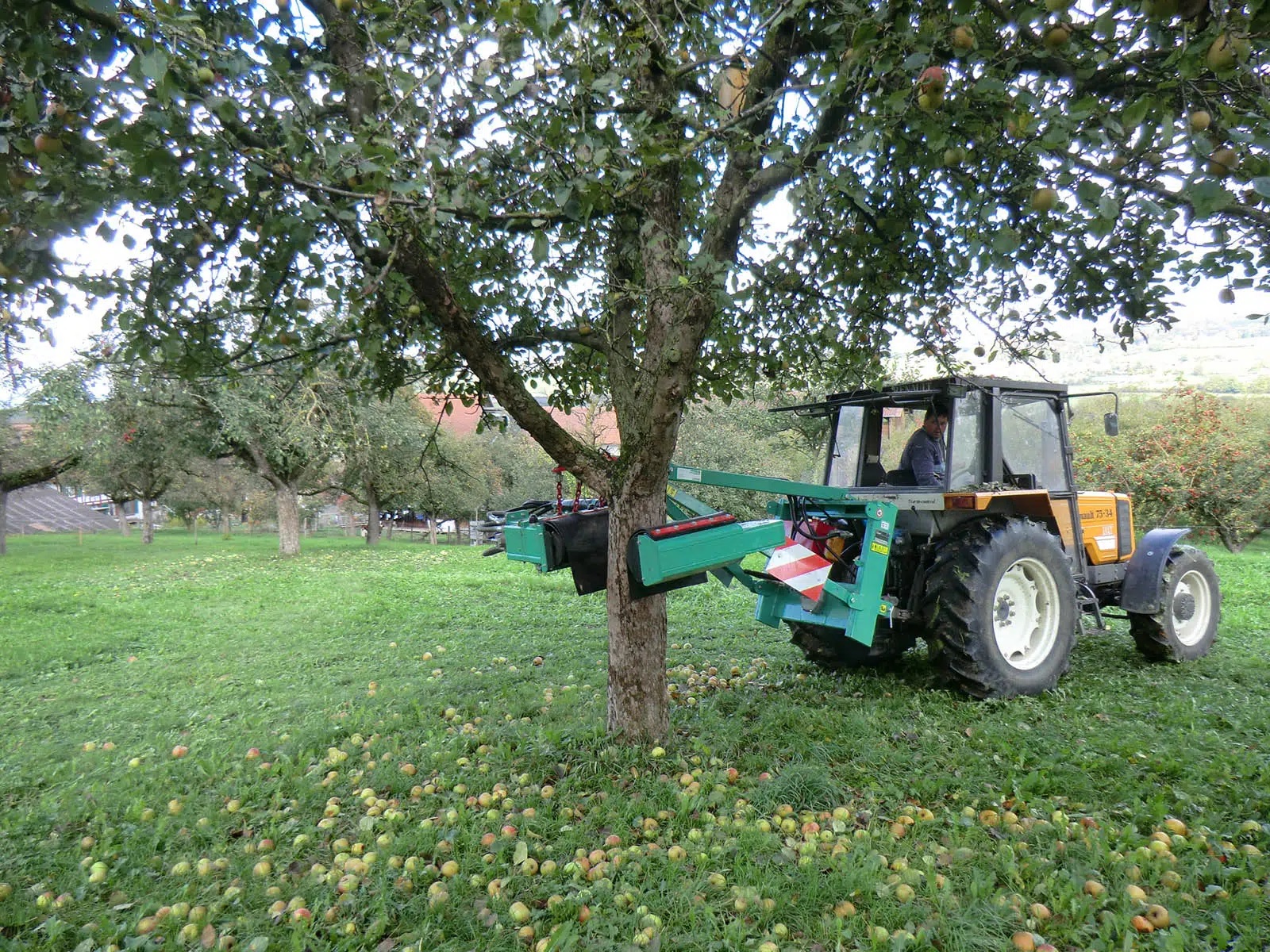 Feucht-Obsttechnik VHD / B / E Fruit Harvesting Trunk Shaker
